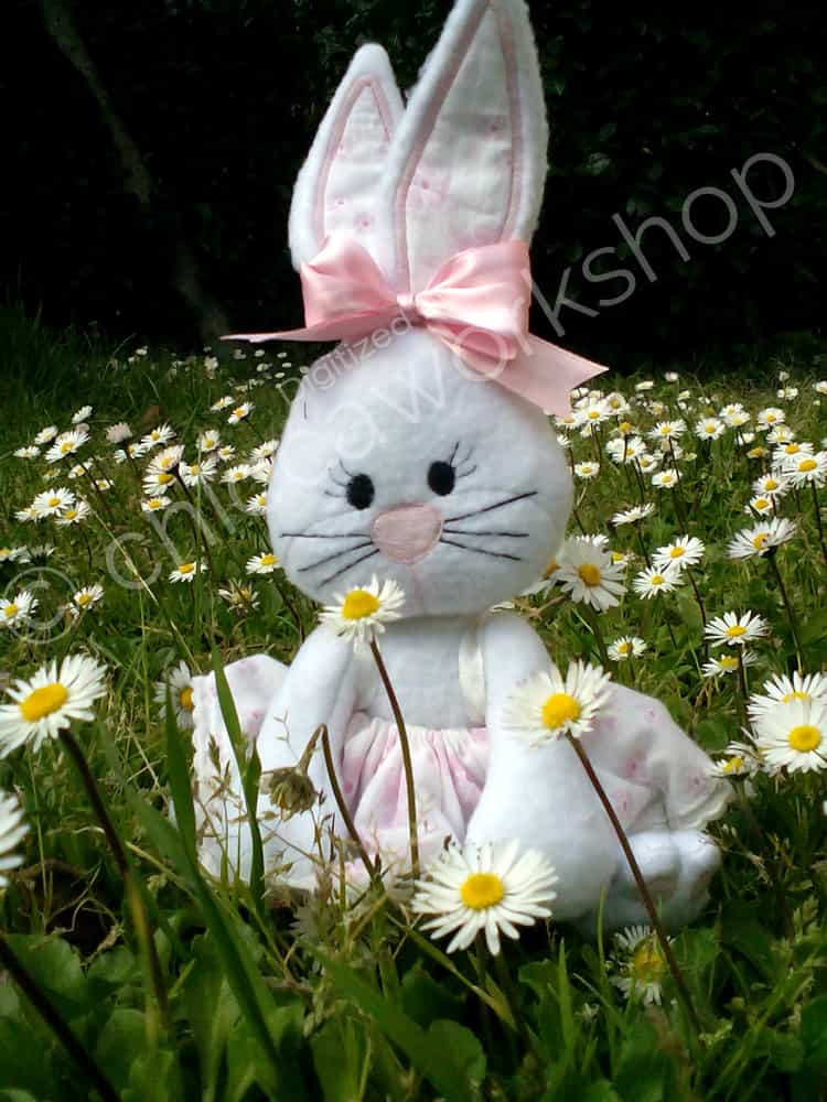 Coniglietta Softie - Progetto ITH con applicazioni - Ricamo a macchina